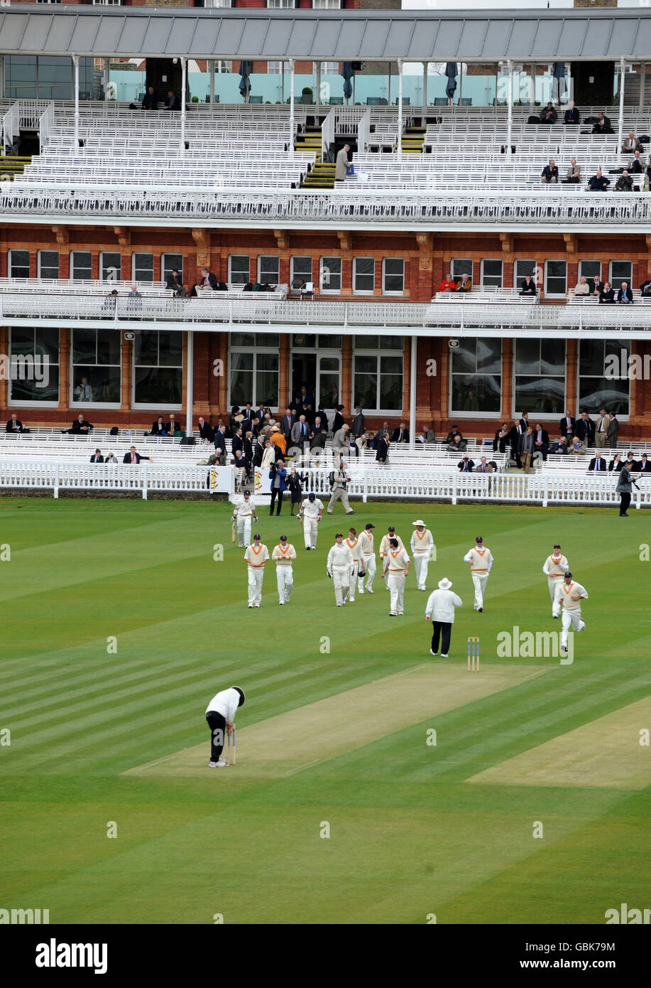 Cricket pavilion and players hi-res stock photography and images - Alamy