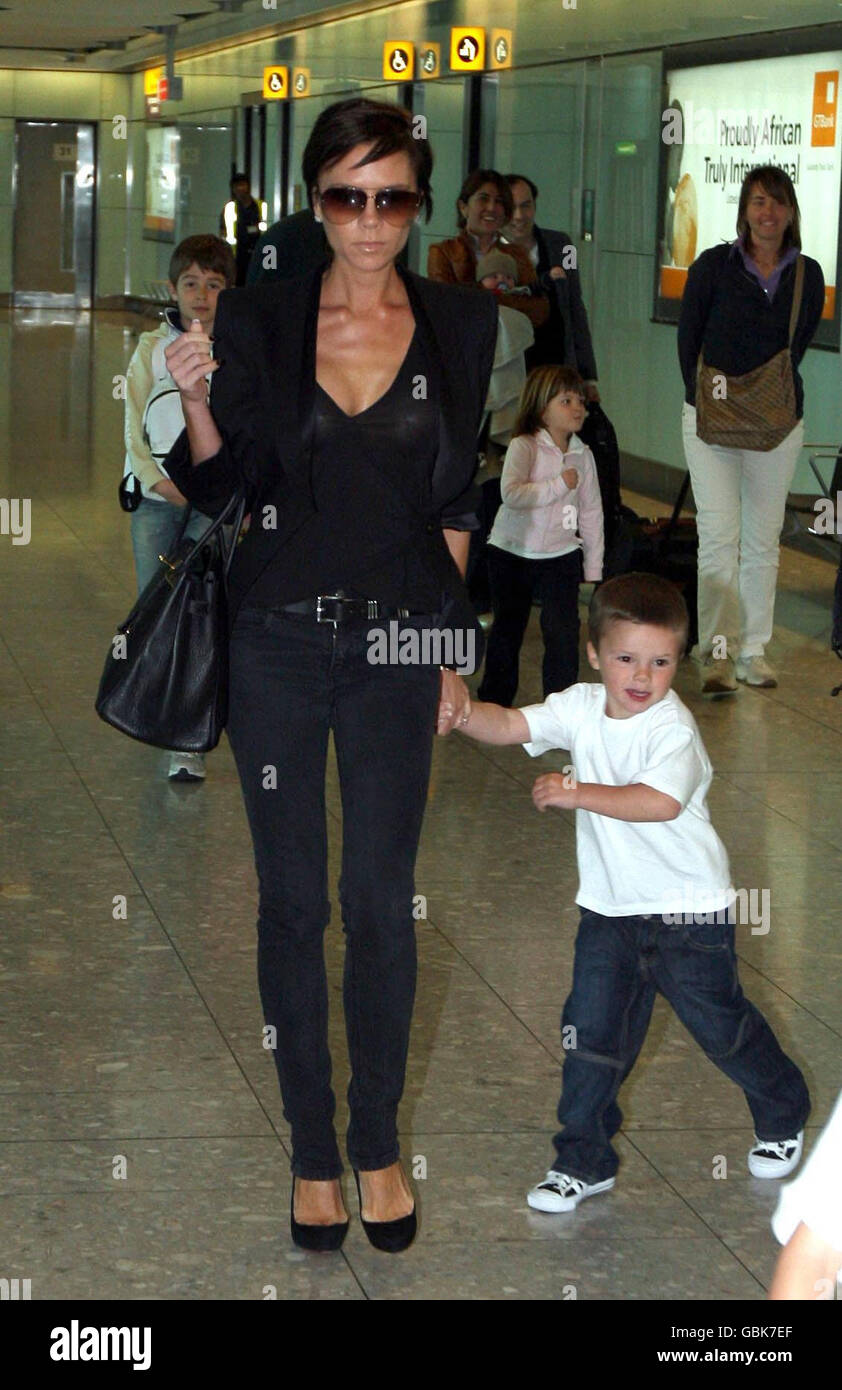 Victoria Beckham and sons at Heathrow Stock Photo - Alamy