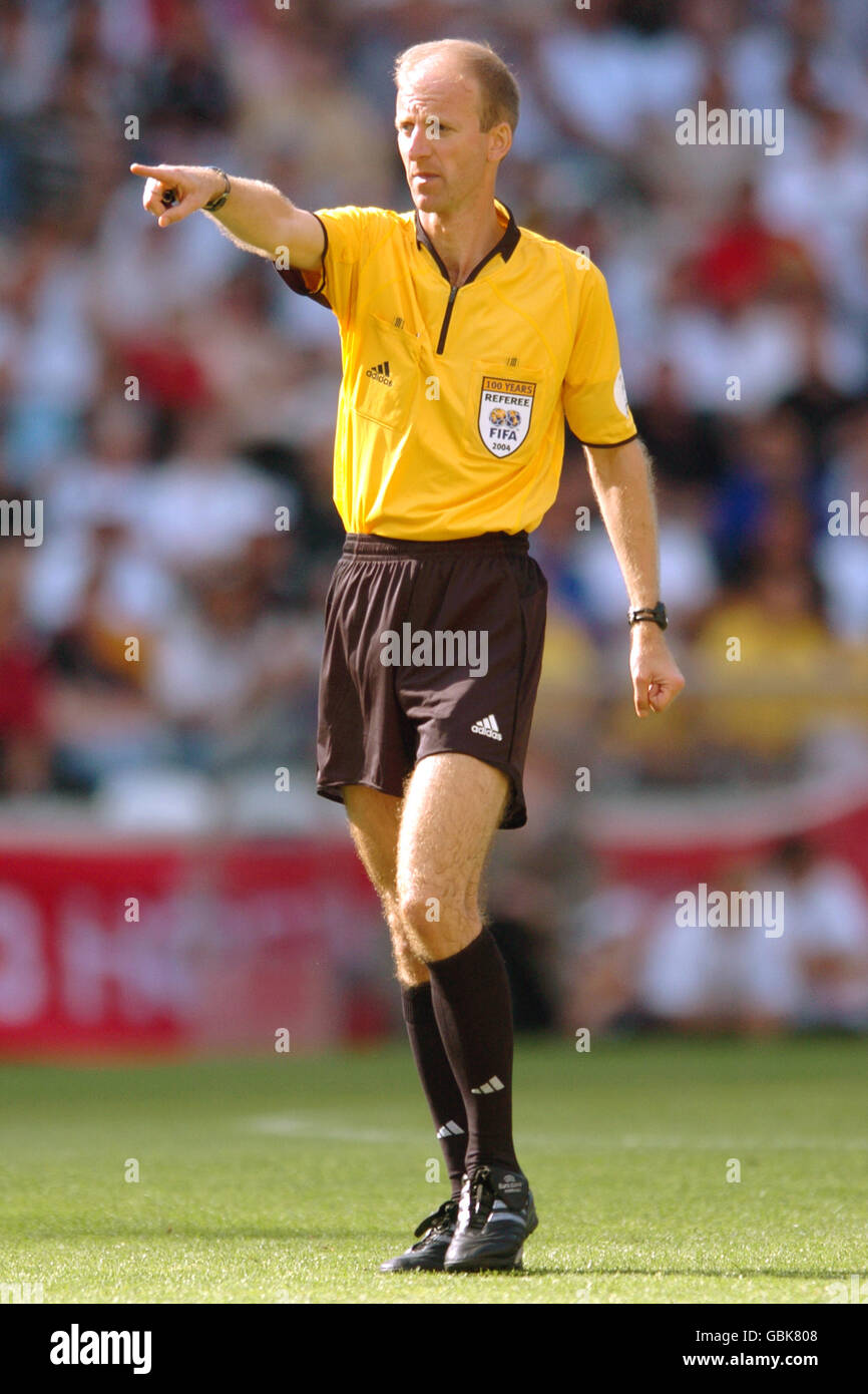 Football uefa referee gesture hi-res stock photography and images - Alamy