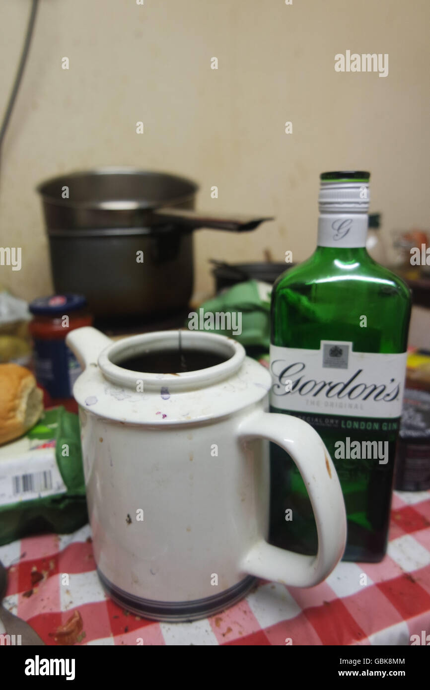 Gin pot hi-res stock photography and images - Alamy