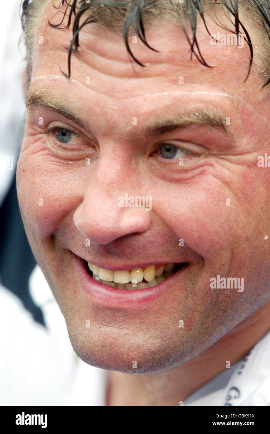 Barbarians' Jason Leonard is all smiles after his last game of ...
