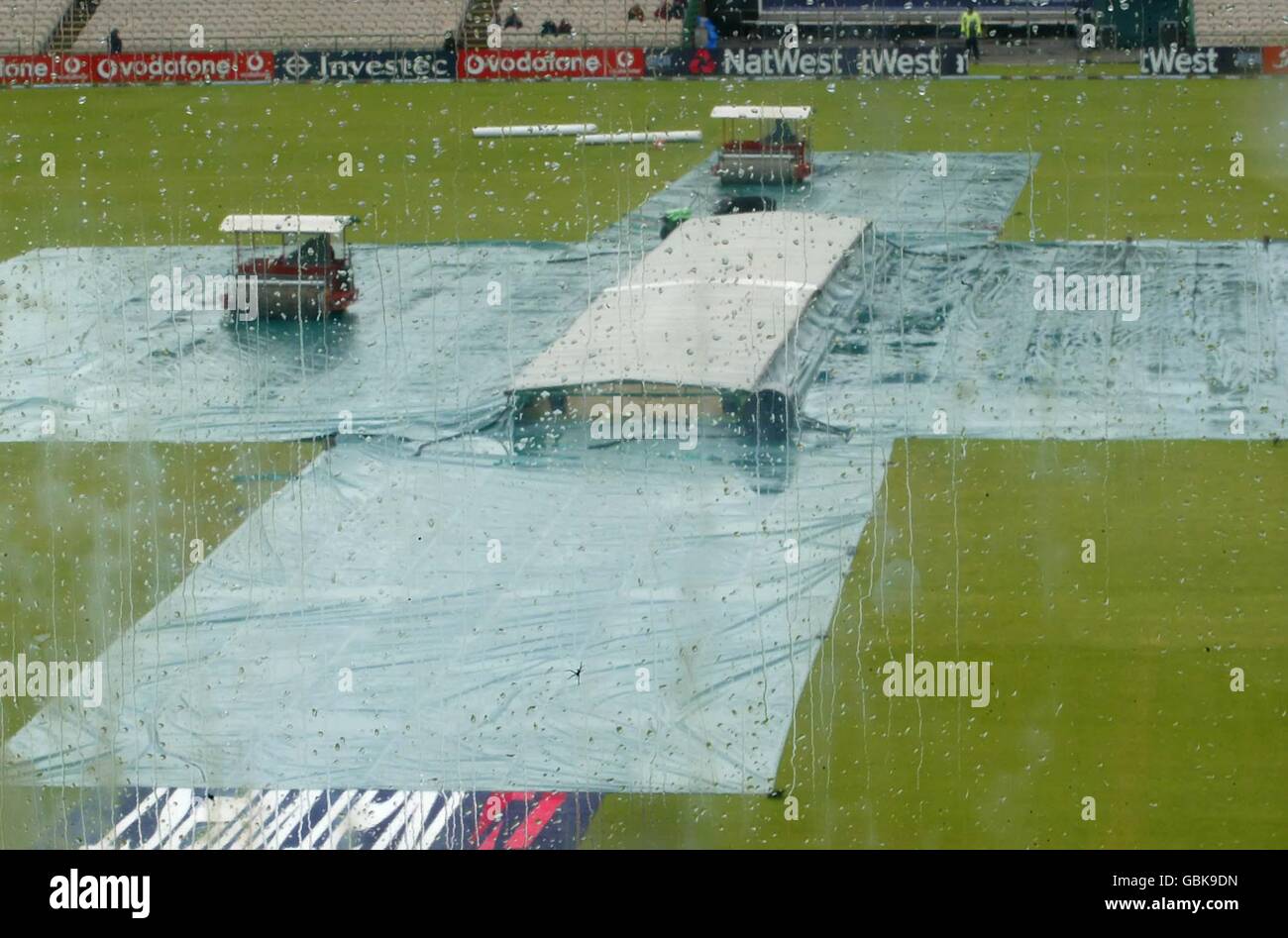 Wet weather cricket hi-res stock photography and images - Alamy