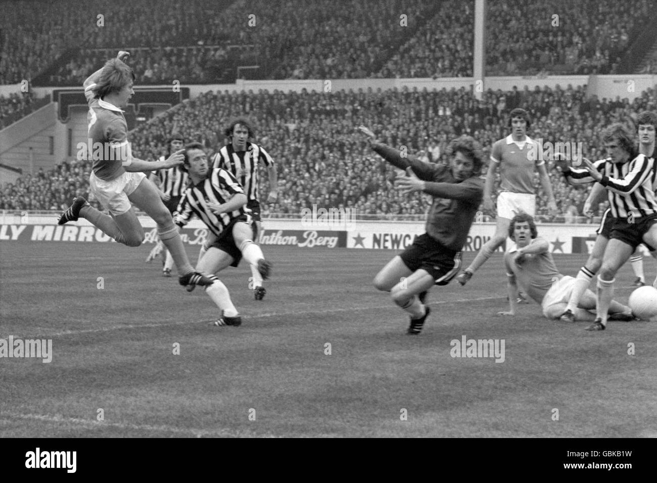 Manchester City's Peter Barnes (l) lashes the opening goal past ...