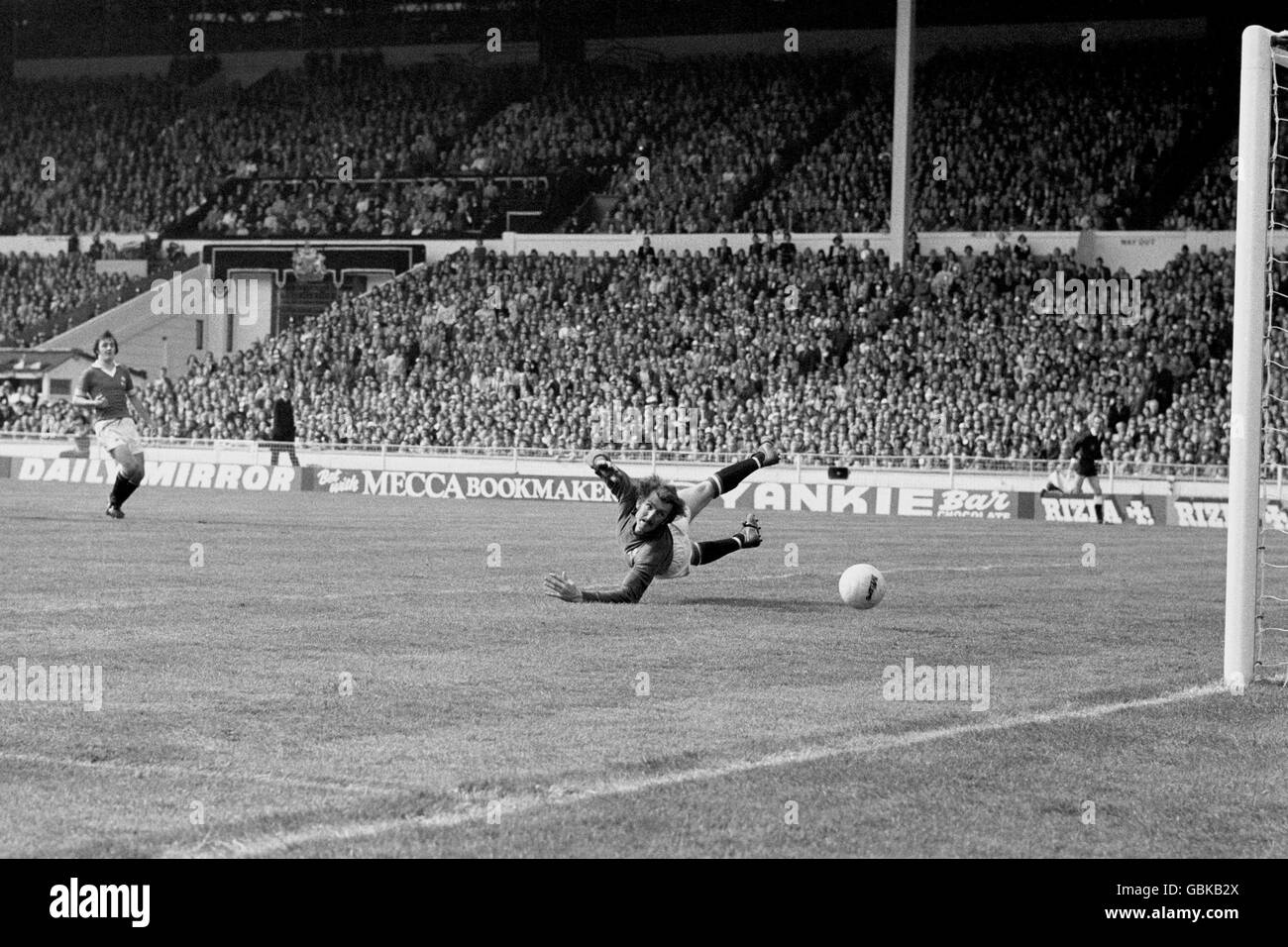 Manchester United goalkeeper Alex Stepney (r) is beaten by Southampton ...