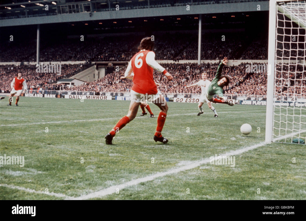 Arsenal goalkeeper Geoff Barnett (r) dives in vain as Leeds United's ...