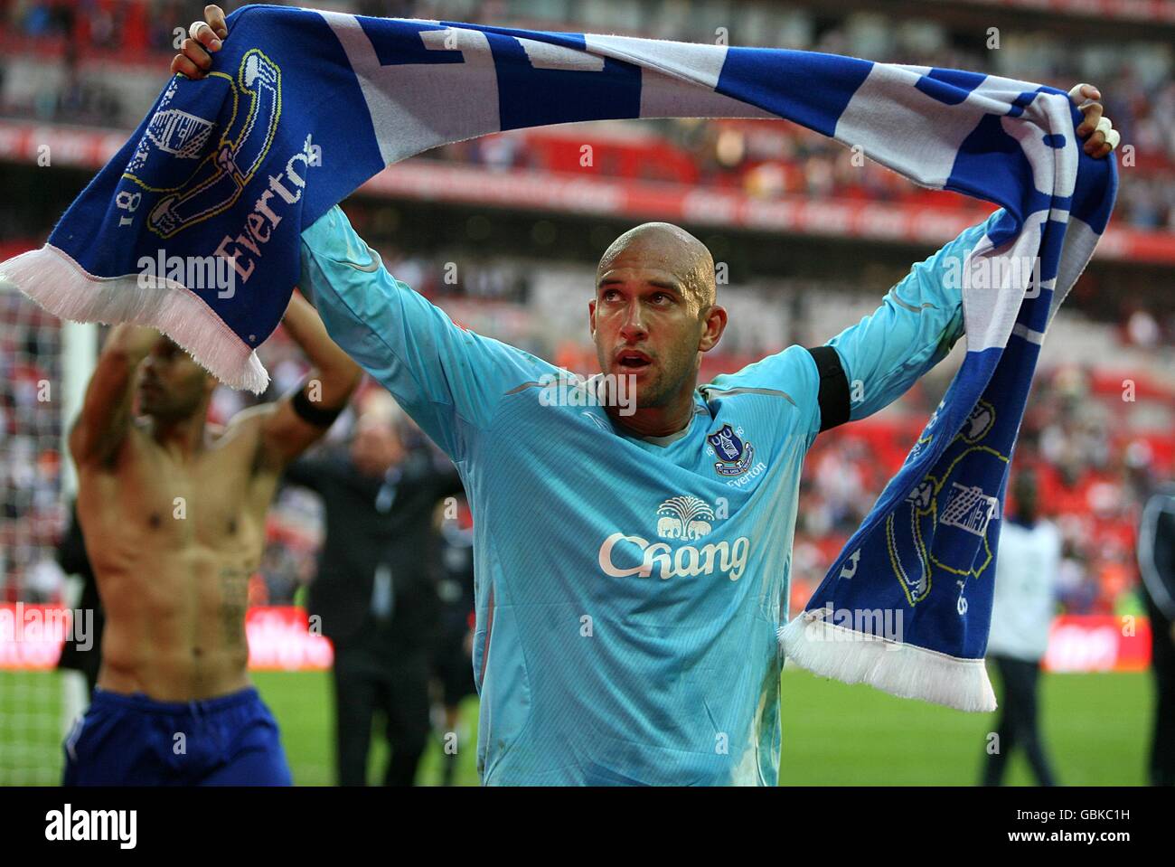 Everton's goalkeeper Tim Howard celebrates winning on penalties Stock ...