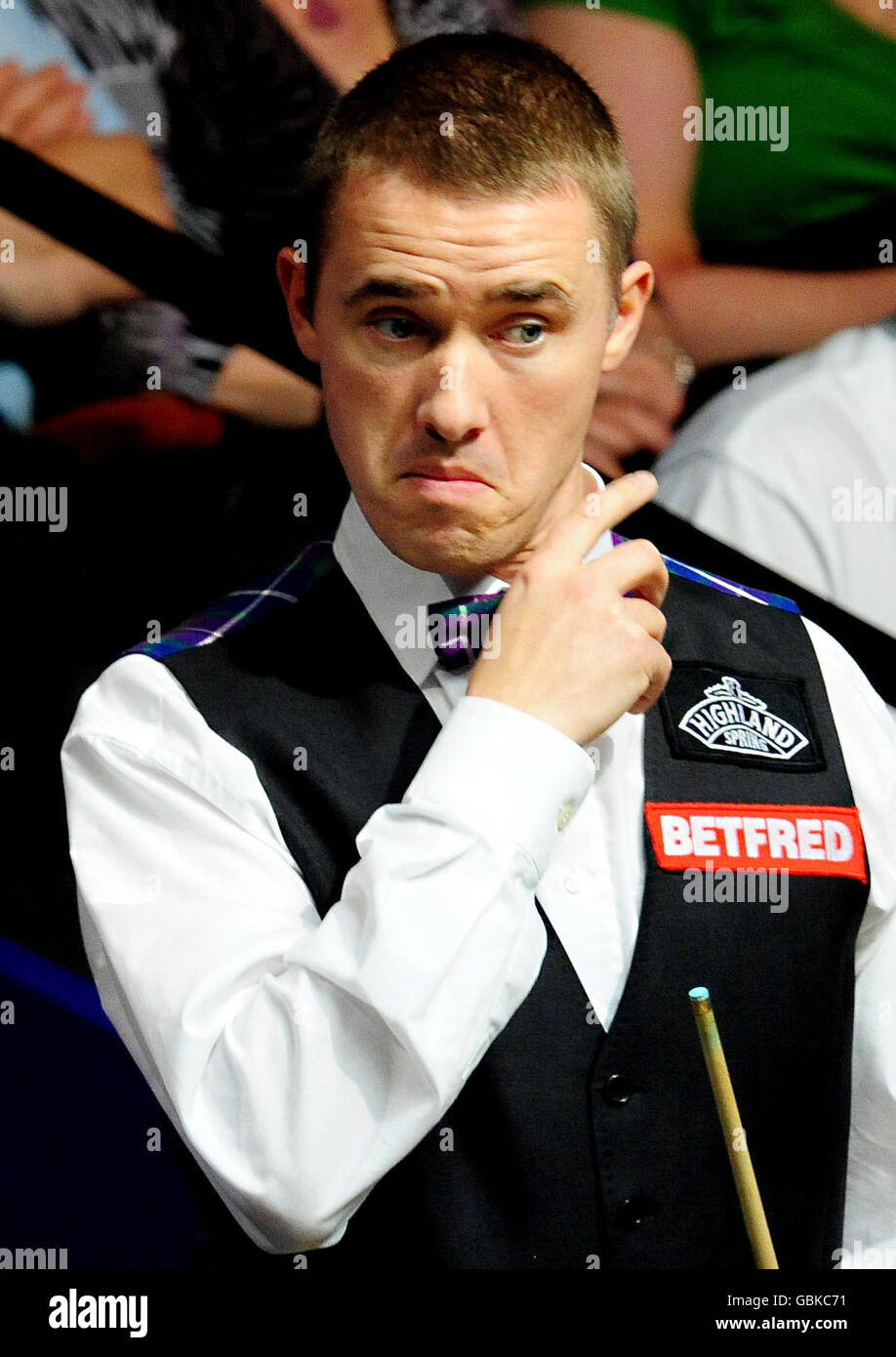 Stephen hendry watches mark williams hi-res stock photography and ...