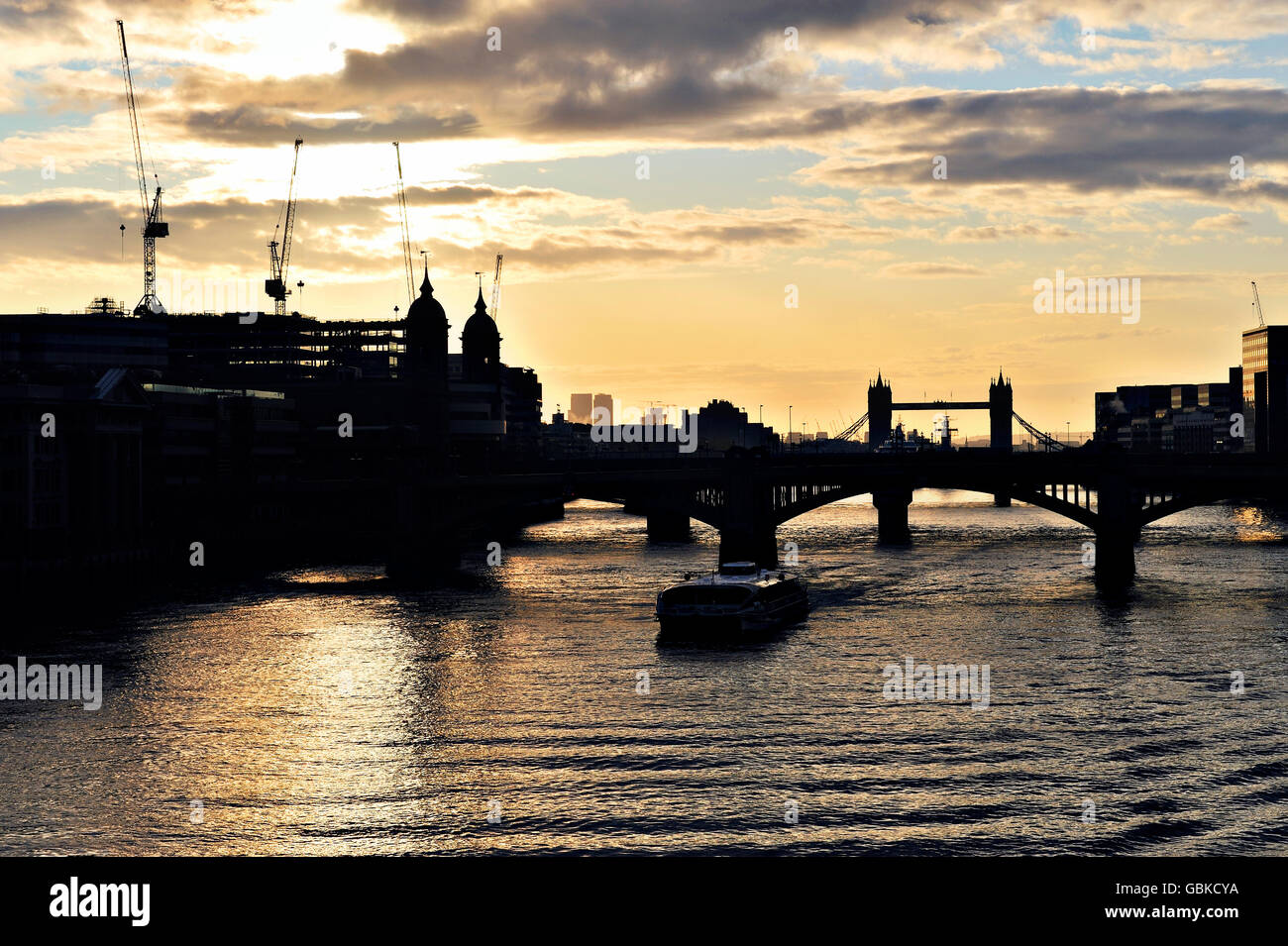 Dawn on the river thames hi-res stock photography and images - Alamy