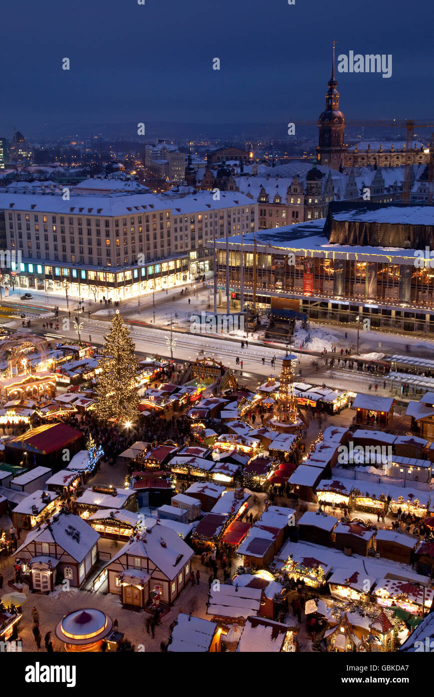 Striezelmarkt Christmas market, Altmarkt square, Dresden, Saxony Stock ...