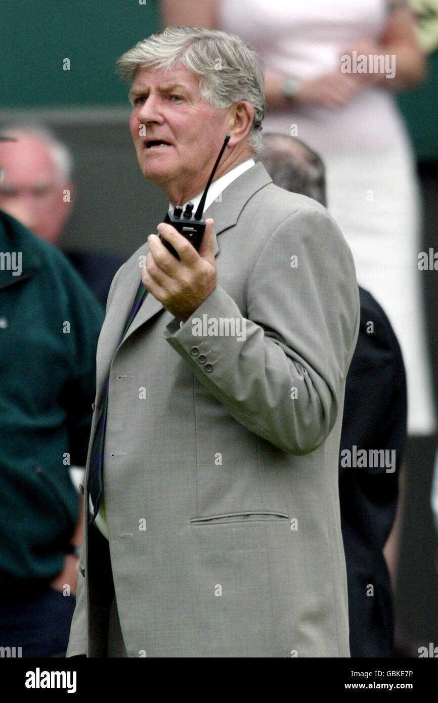 Tennis, Wimbledon 2004, First Round. Tournament Referee Alan Mills ...