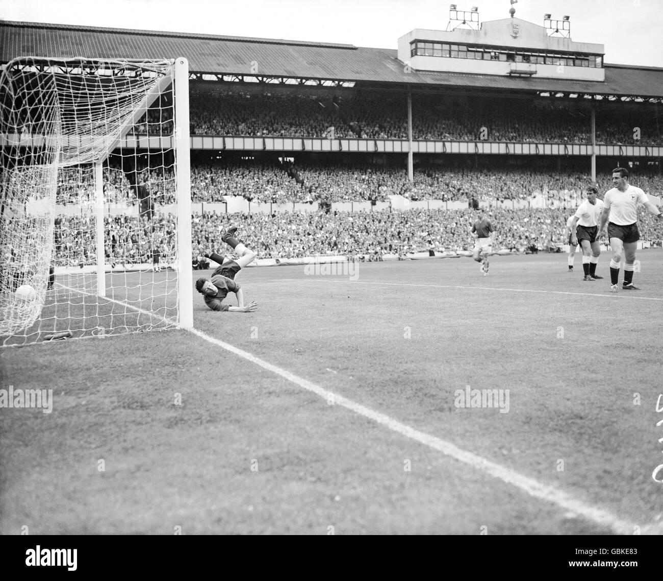 Soccer tottenham hotspur dave mackay hi-res stock photography and ...