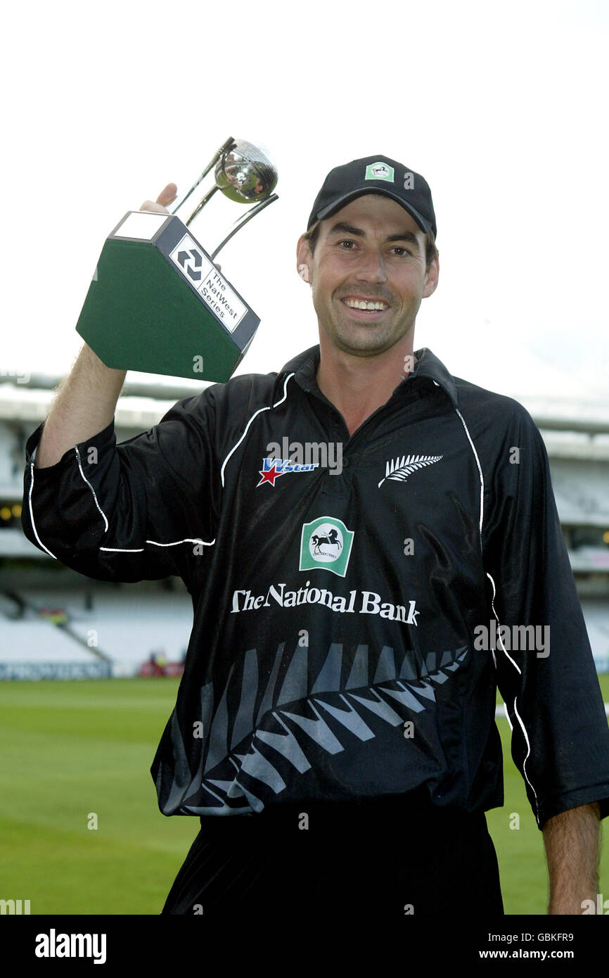 New Zealand's captain Stephen Fleming holds The Natwest Series Final ...