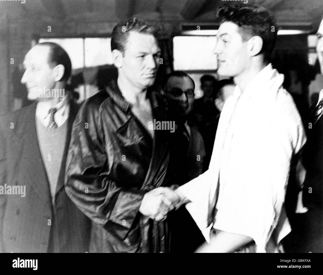 Boxing - Heavyweight Bout - Bruce Woodcock v Lee Savold. Lee Savold (l ...