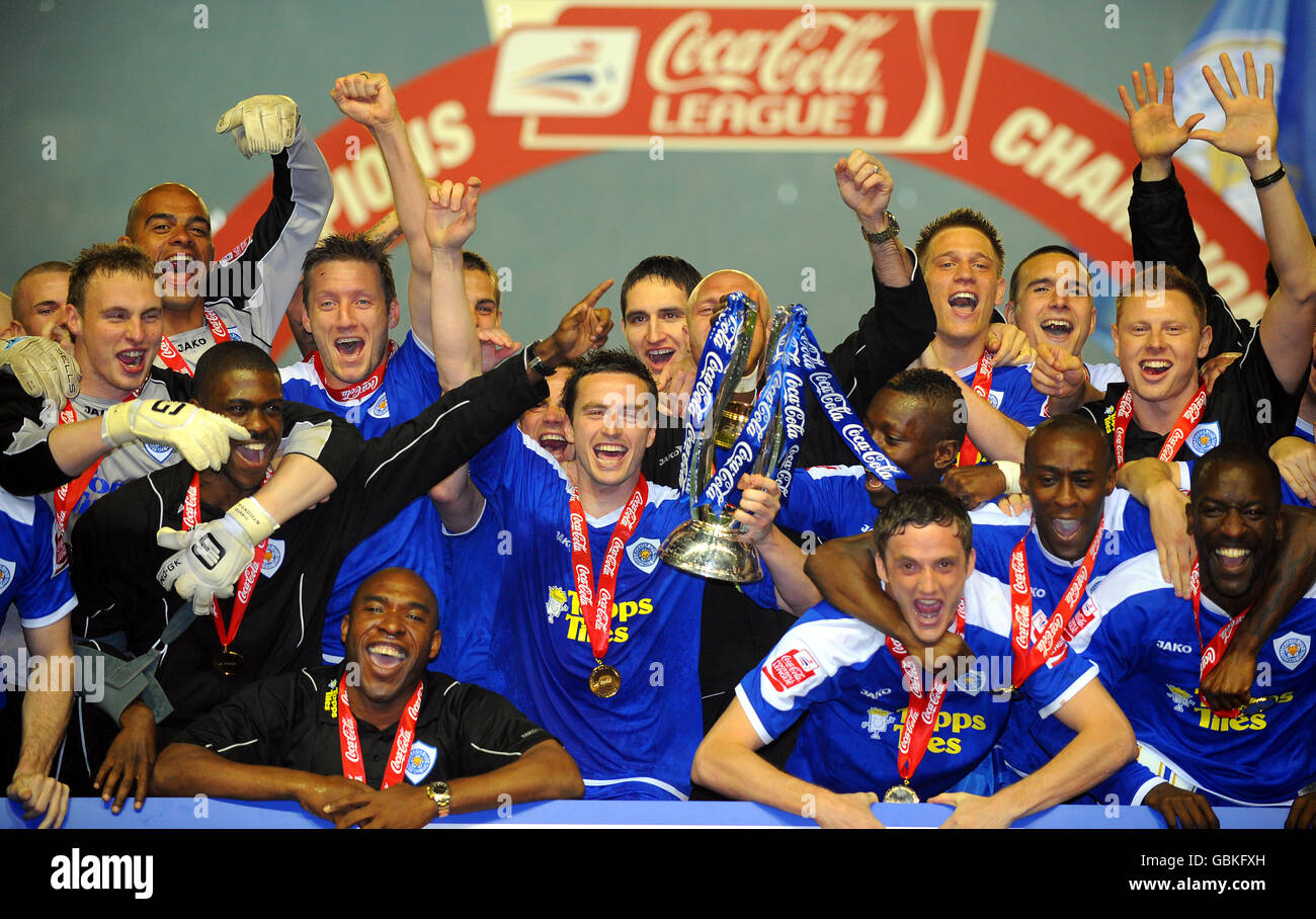 Leicester city captain matt oakley lifts the league one trophy hi-res ...