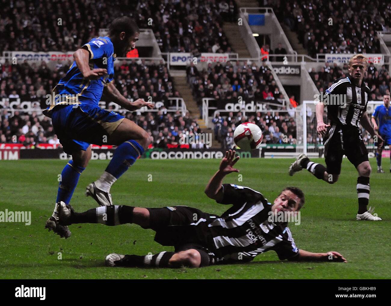 Newcastle United's Danny Guthrie (right) and Portsmouth's Hayden ...