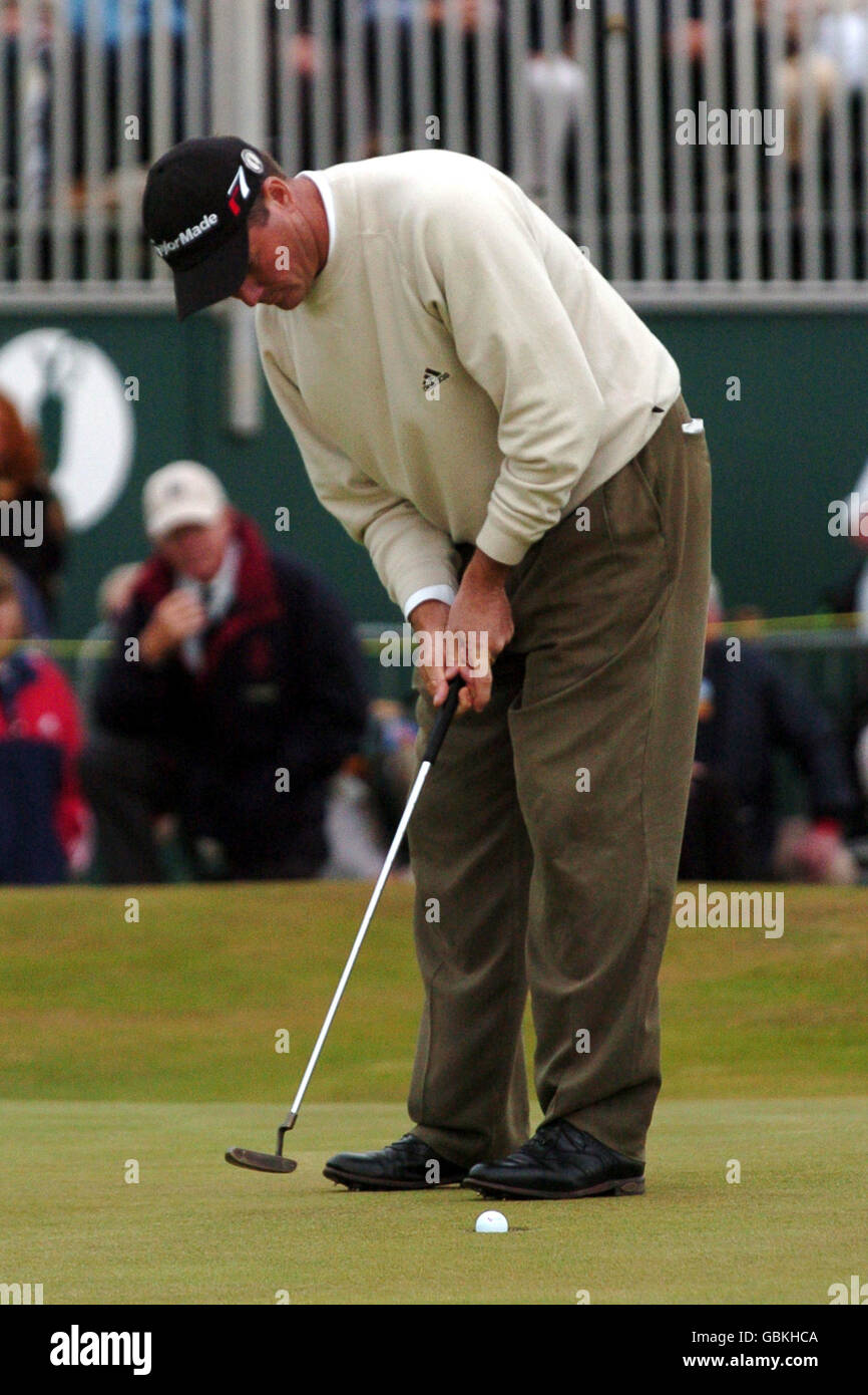 USA's Todd Hamilton holes his putt to win the 2004 Open Championship ...