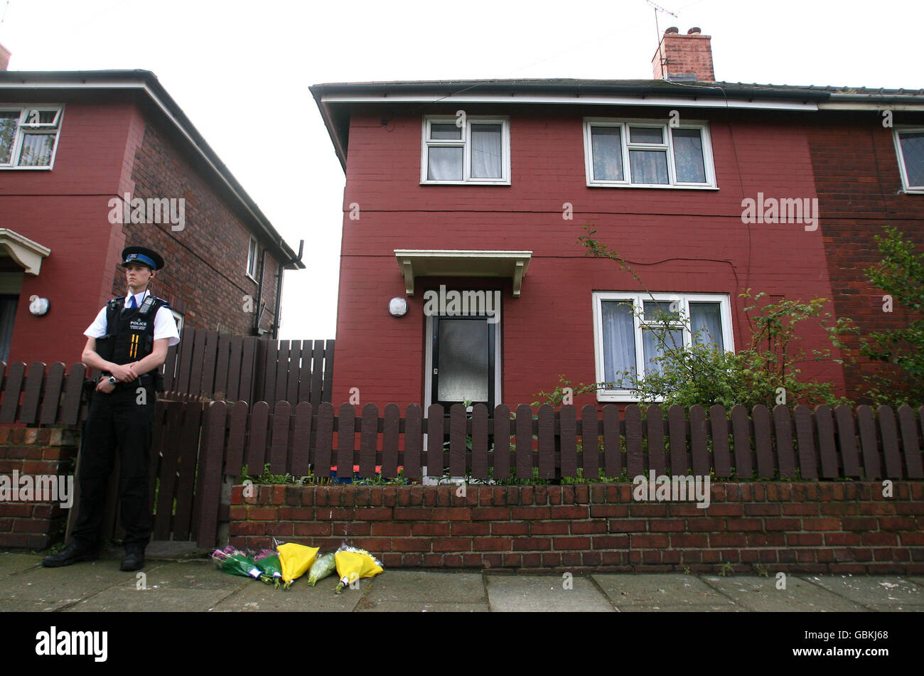 A police officer stands outside house in oakdale avenue hi-res stock ...