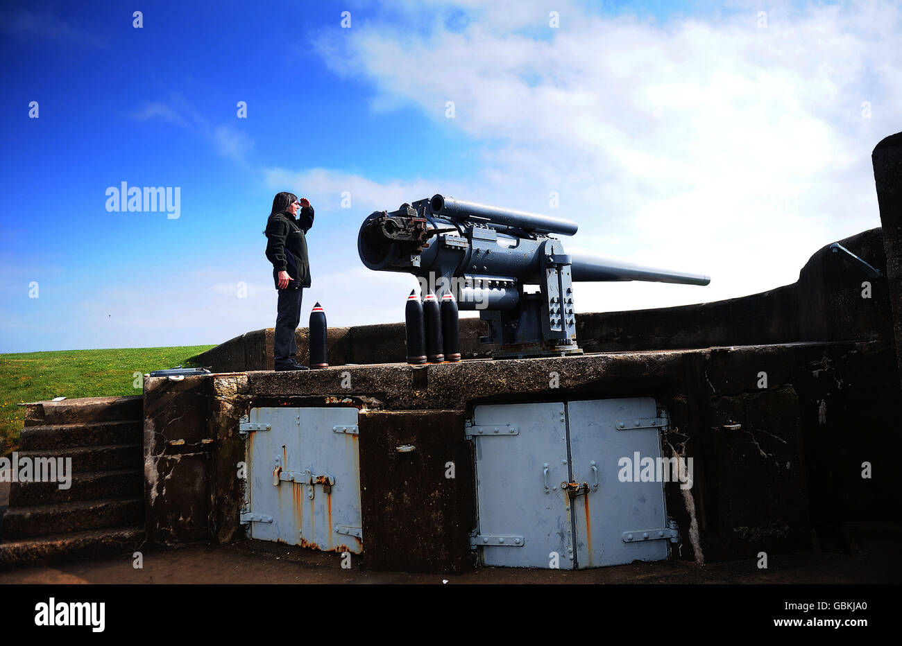Gun restoration at Tynemouth Priory Stock Photo - Alamy