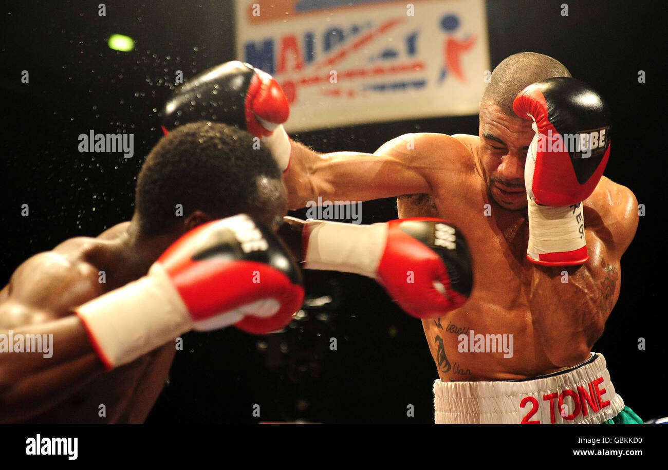 Bantamweight fight hi-res stock photography and images - Alamy