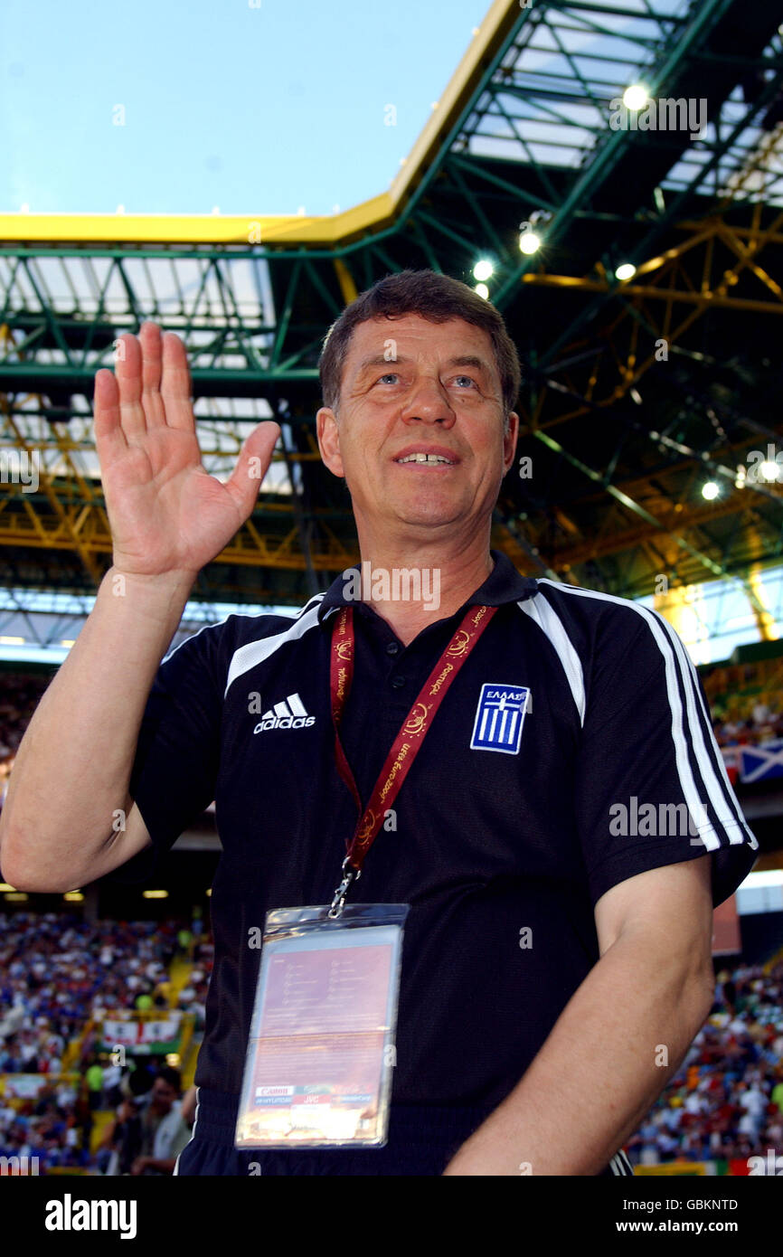 Soccer coach otto rehhagel hi-res stock photography and images - Alamy