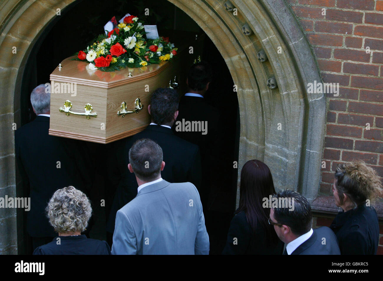 Linda robertson left family walk behind coffin containing husband ...