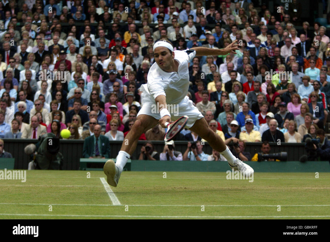 Tennis - Wimbledon 2004 - Men's Final - Roger Federer v Andy Roddick ...