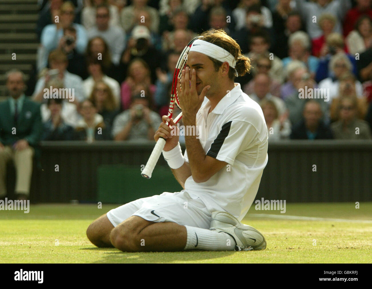 Roger Federer celebrates winning Wimbledon 2004 after beating Andy ...