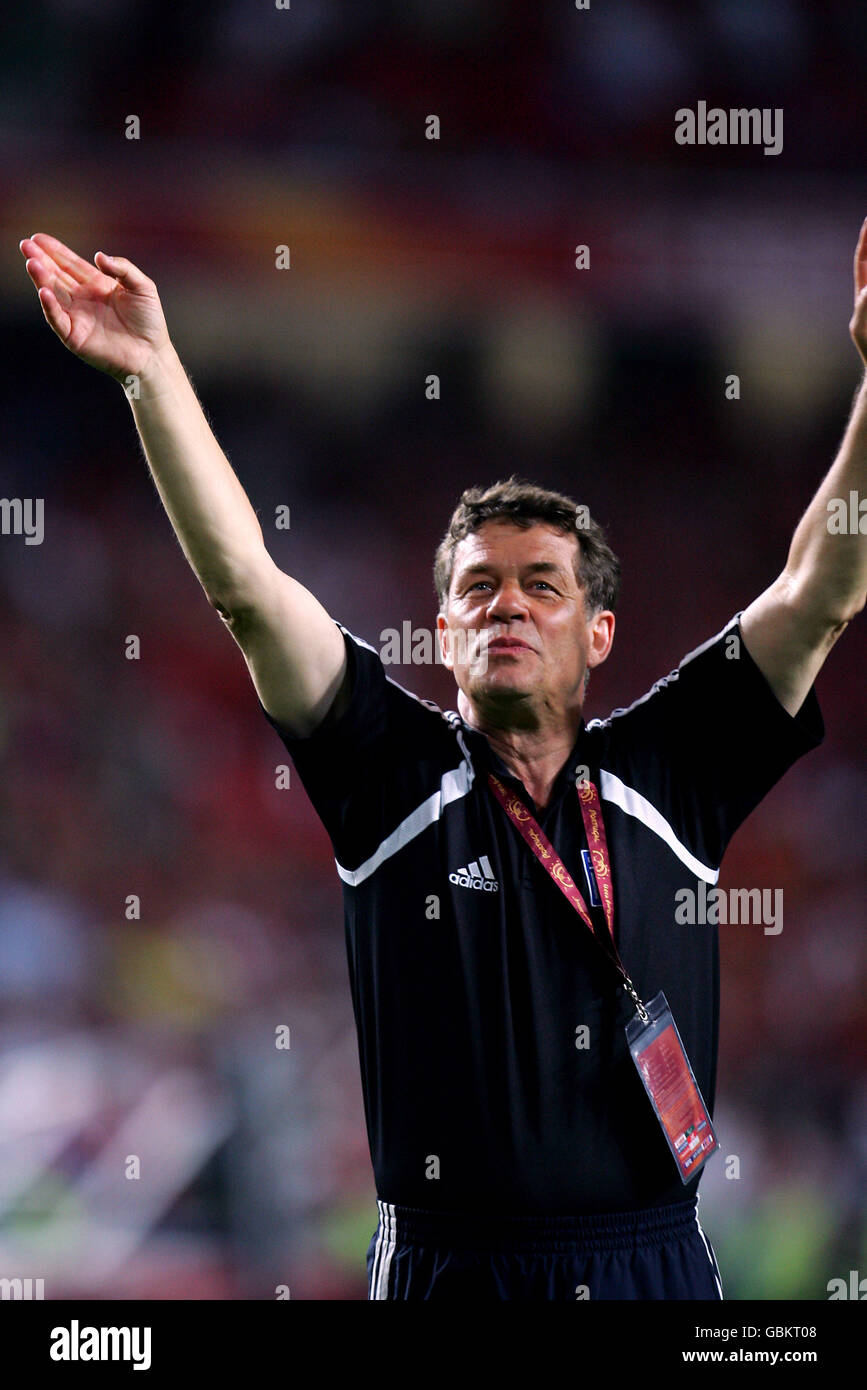 Greeces coach otto rehhagel celebrates after winning euro 2004 hi-res ...