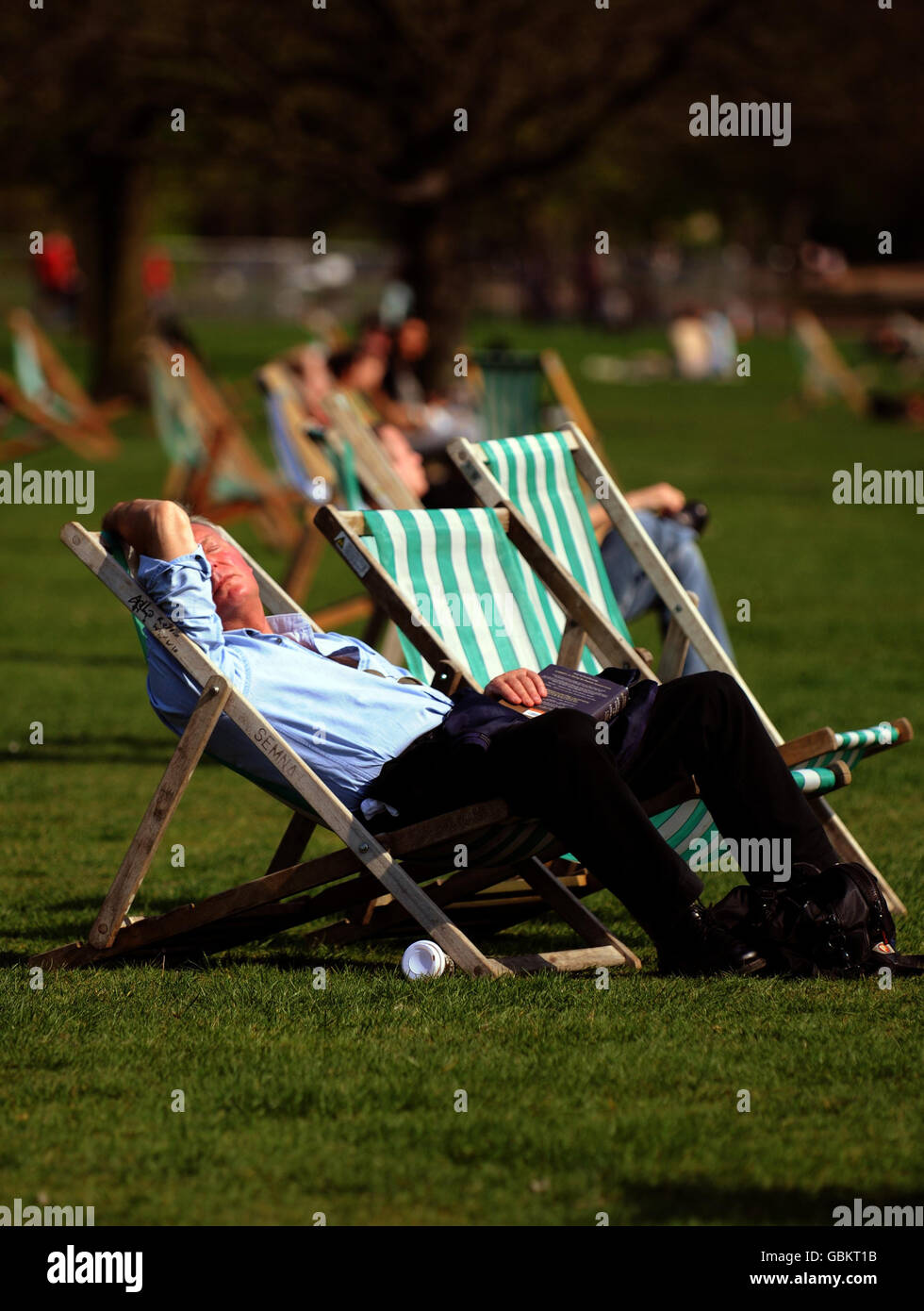 People enjoy the warm weather in Hyde Park, central London Stock Photo ...