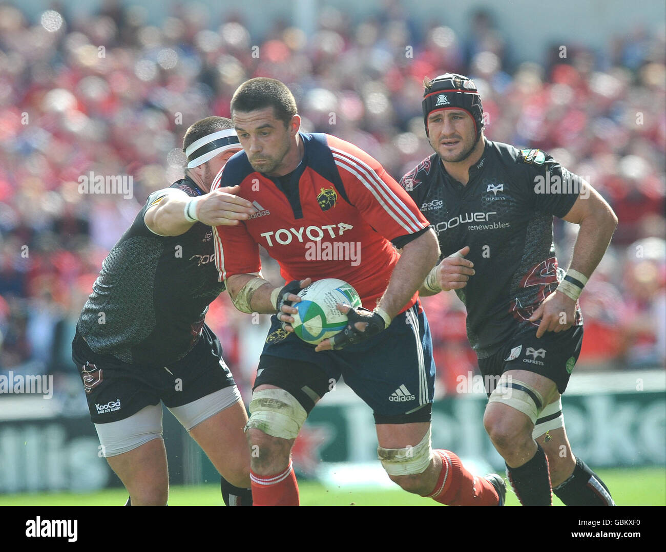 Munsters alan quinlan centre breaks through the ospreys defence hi-res ...
