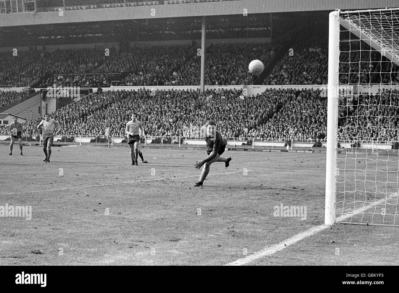 Everton goalkeeper Gordon West (r) is beaten by the winning goal ...