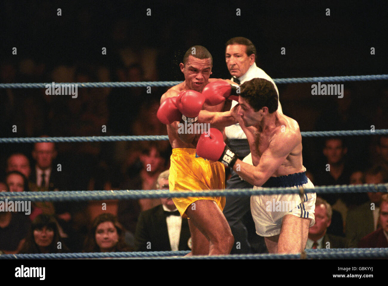 WORLD MIDDLEWEIGHT BOXING. L-R: CHRIS PYATT, ENGLAND. HUGO CORTI ...