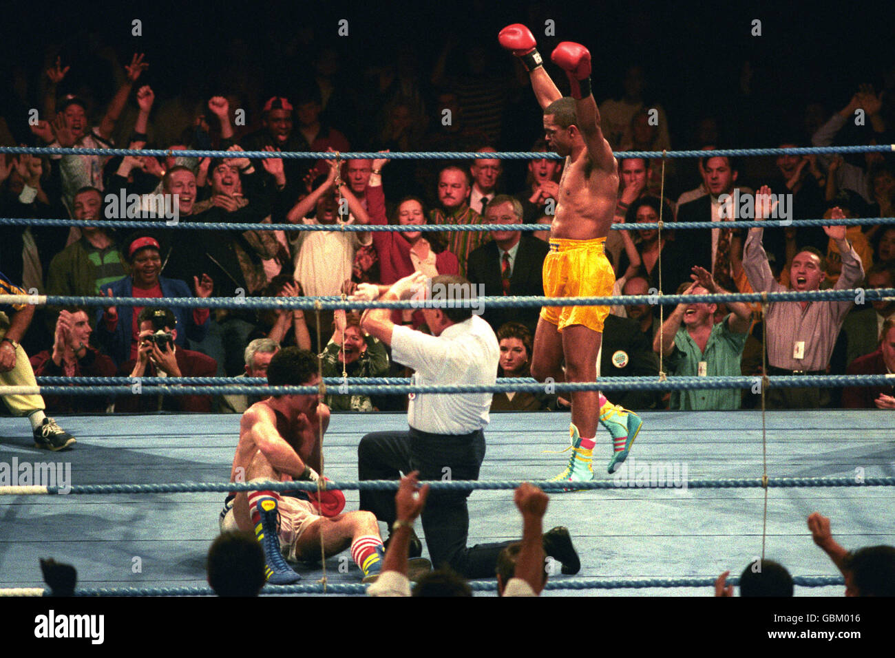 WORLD MIDDLEWEIGHT BOXING. CHRIS PYATT, ENGLAND, KO'S HUGO CORTI ...