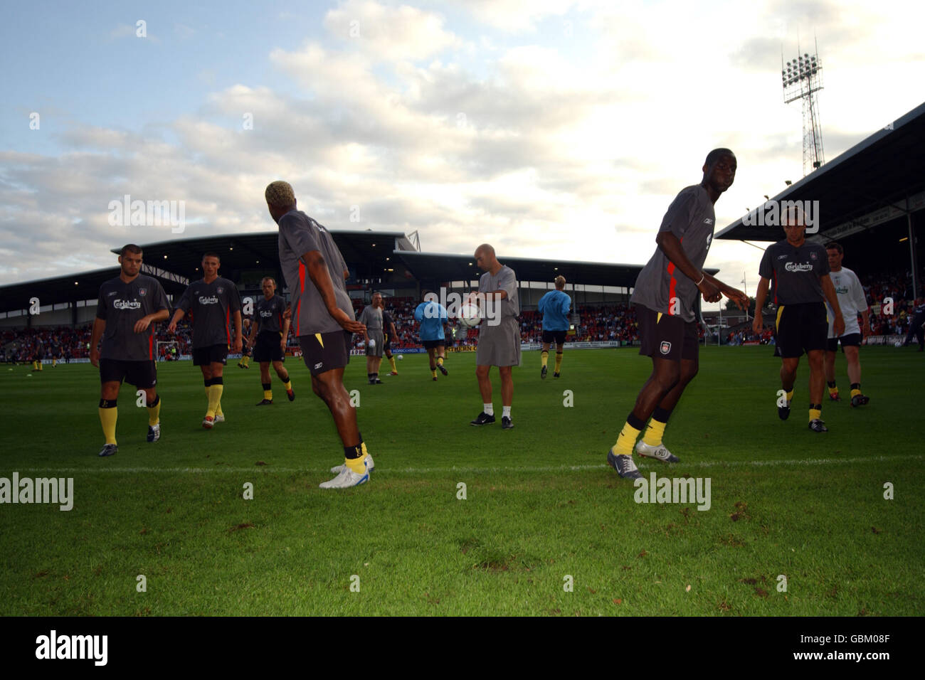 Liverpool players during the pre match warm up hi-res stock photography ...