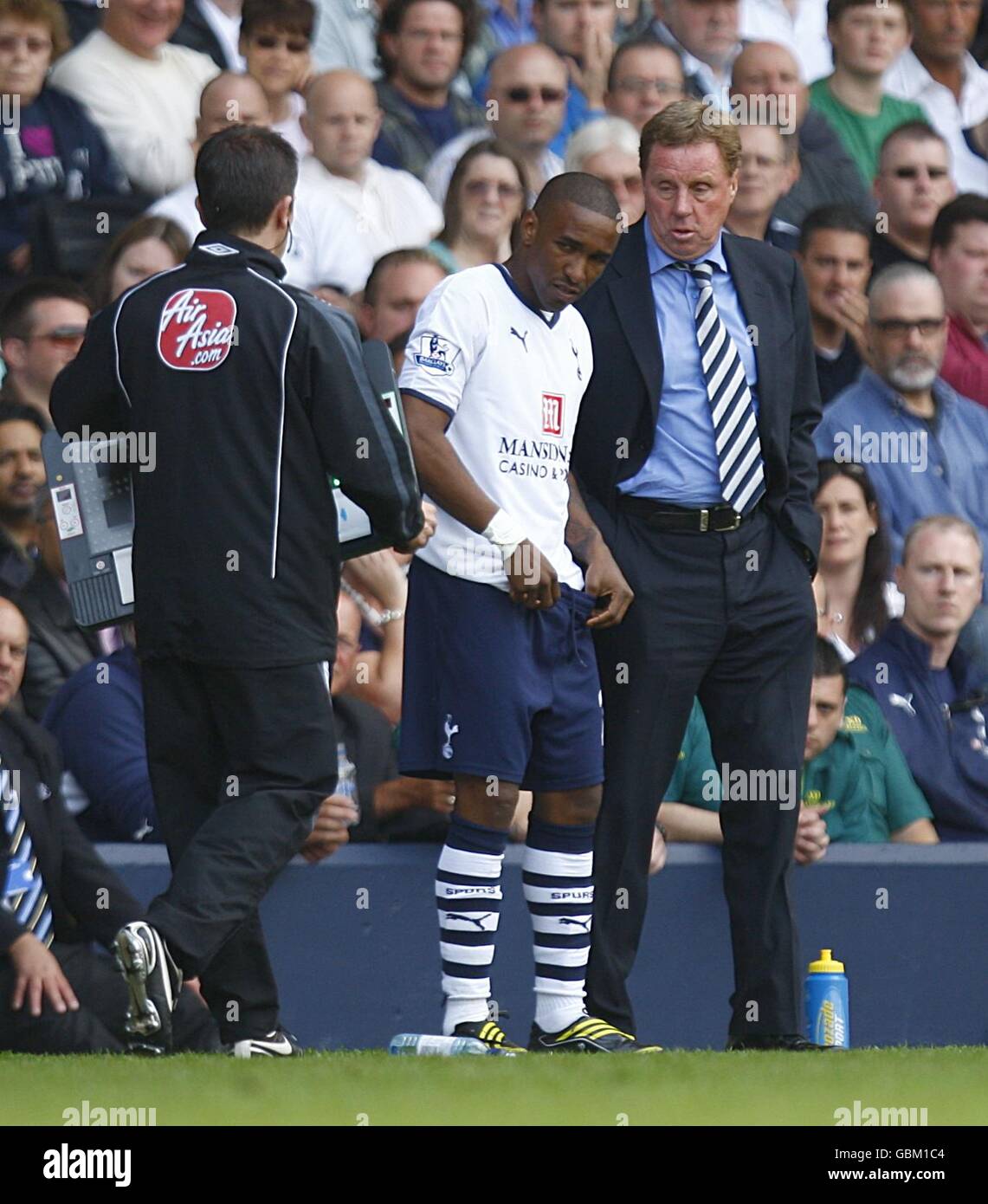 Tottenham hotspurs bench hi-res stock photography and images - Alamy