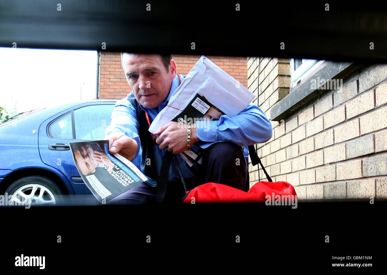 Postman Allan Morrison delivers Swine Flu leaflets in the Maryhill area ...