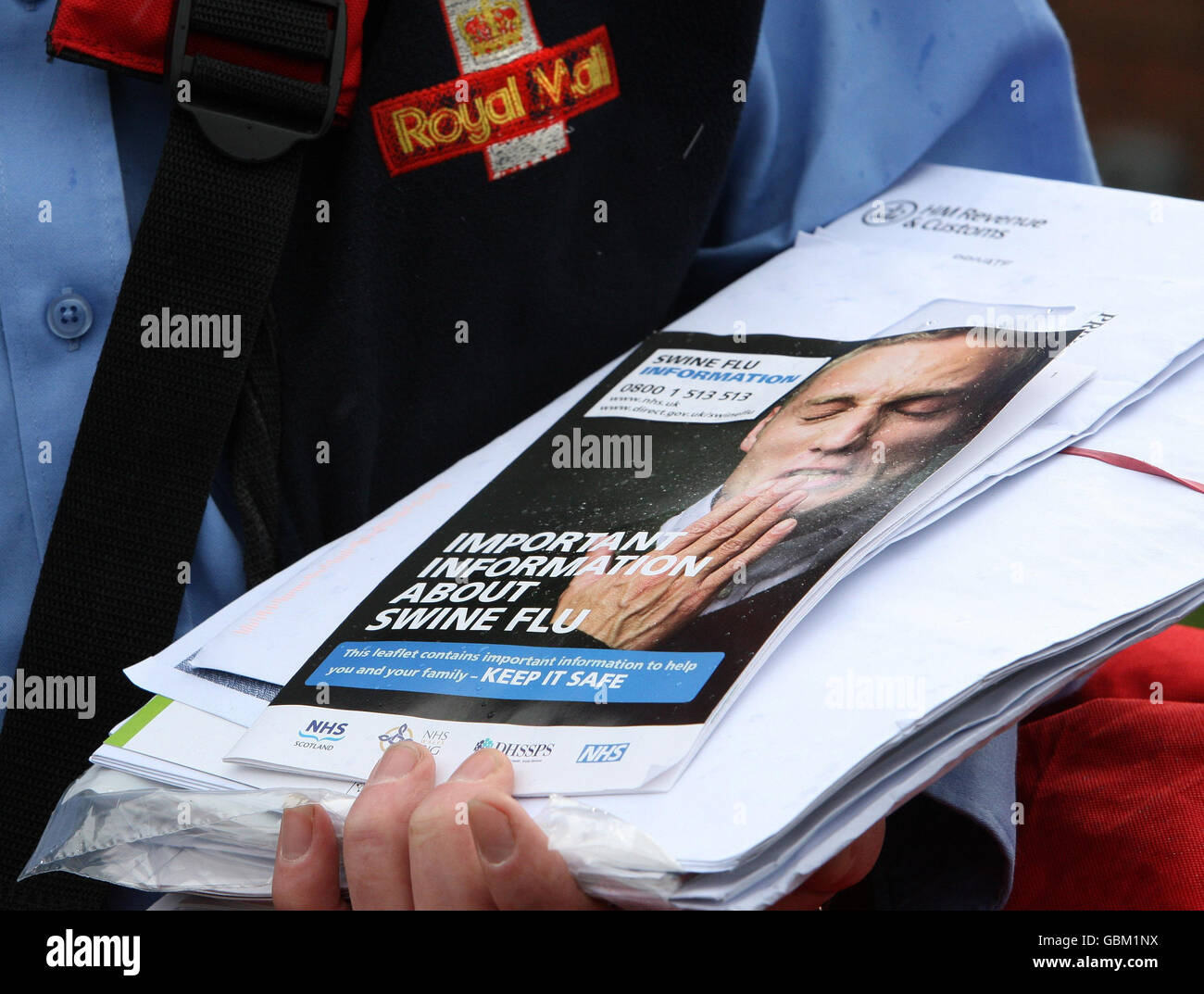 Postman Allan Morrison delivers Swine Flu leaflets in the Maryhill area ...