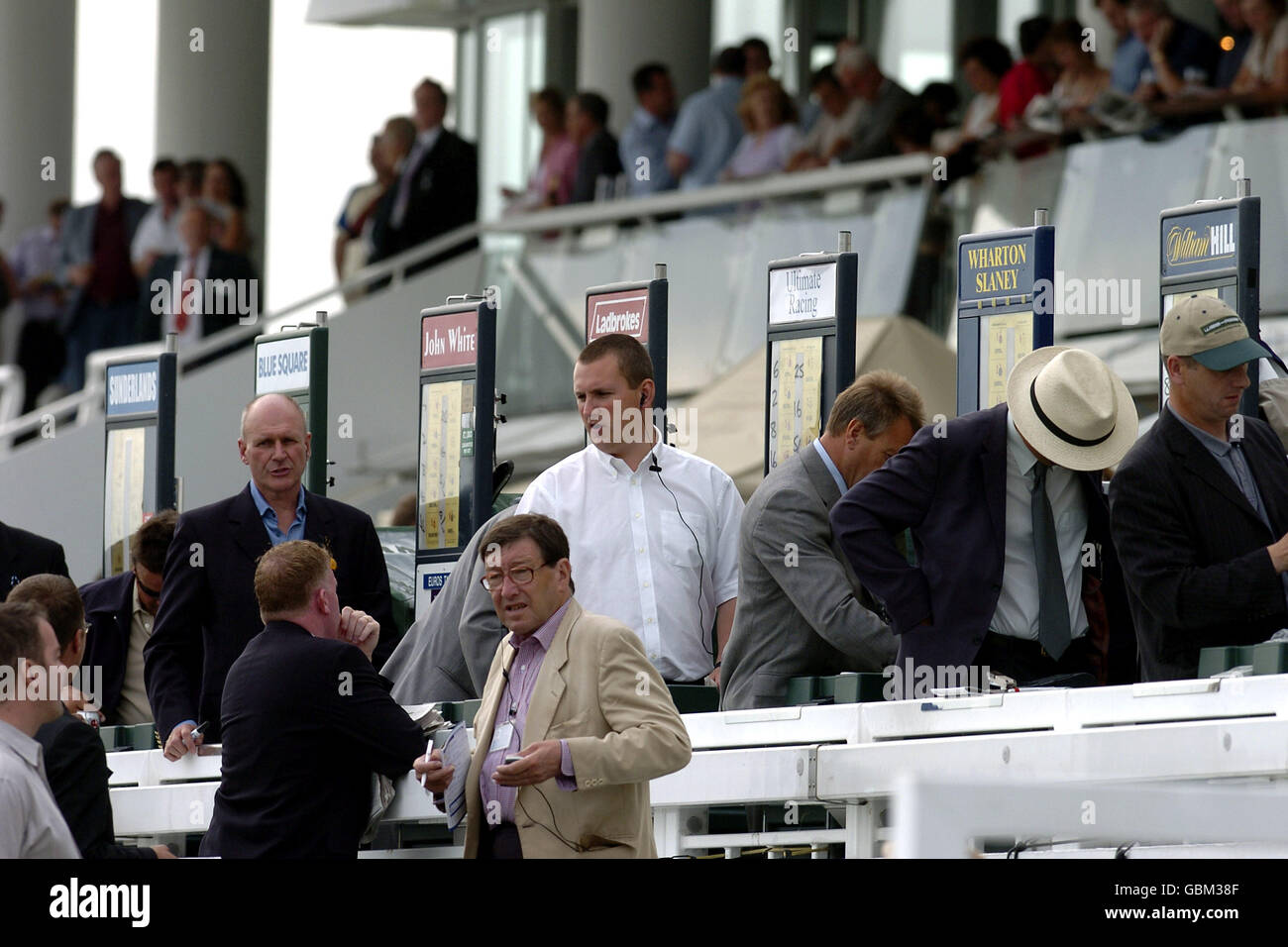 Horse racing status quo fans general view hi-res stock photography and ...