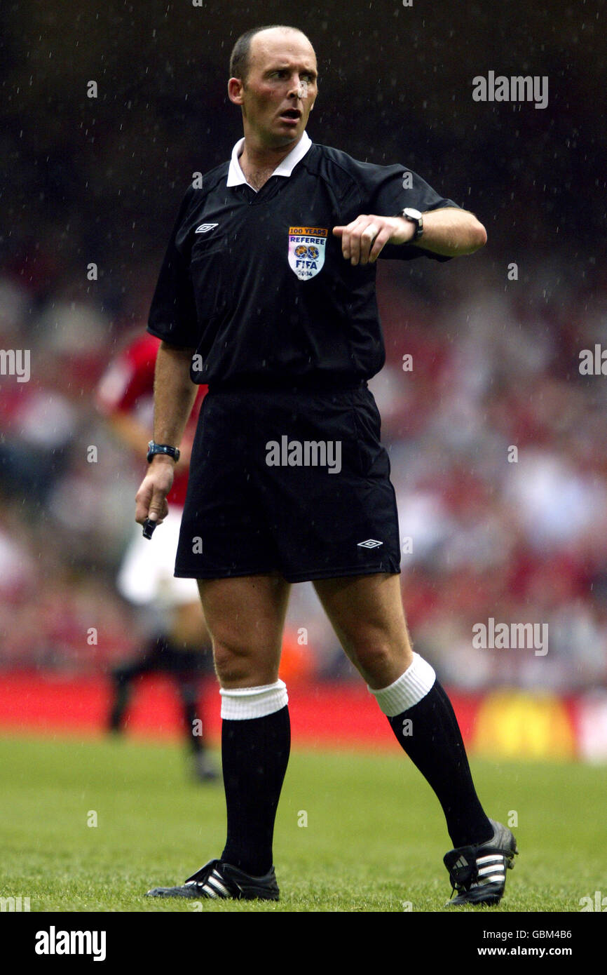 Soccer - FA Community Shield - Manchester United v Arsenal. Referee ...