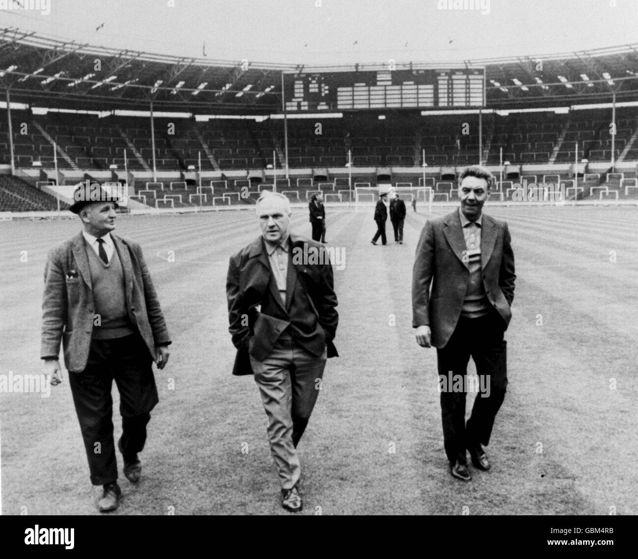 Liverpool manager Bill Shankly (c) and trainer Joe Fagan (r) examine ...