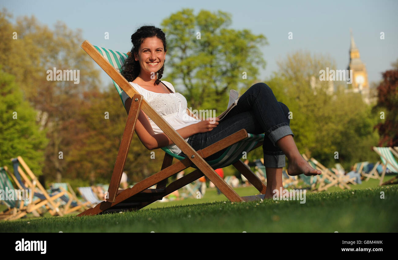 Sarah Nervest, 23, enjoys the sunshine in St James's Park, London Stock ...