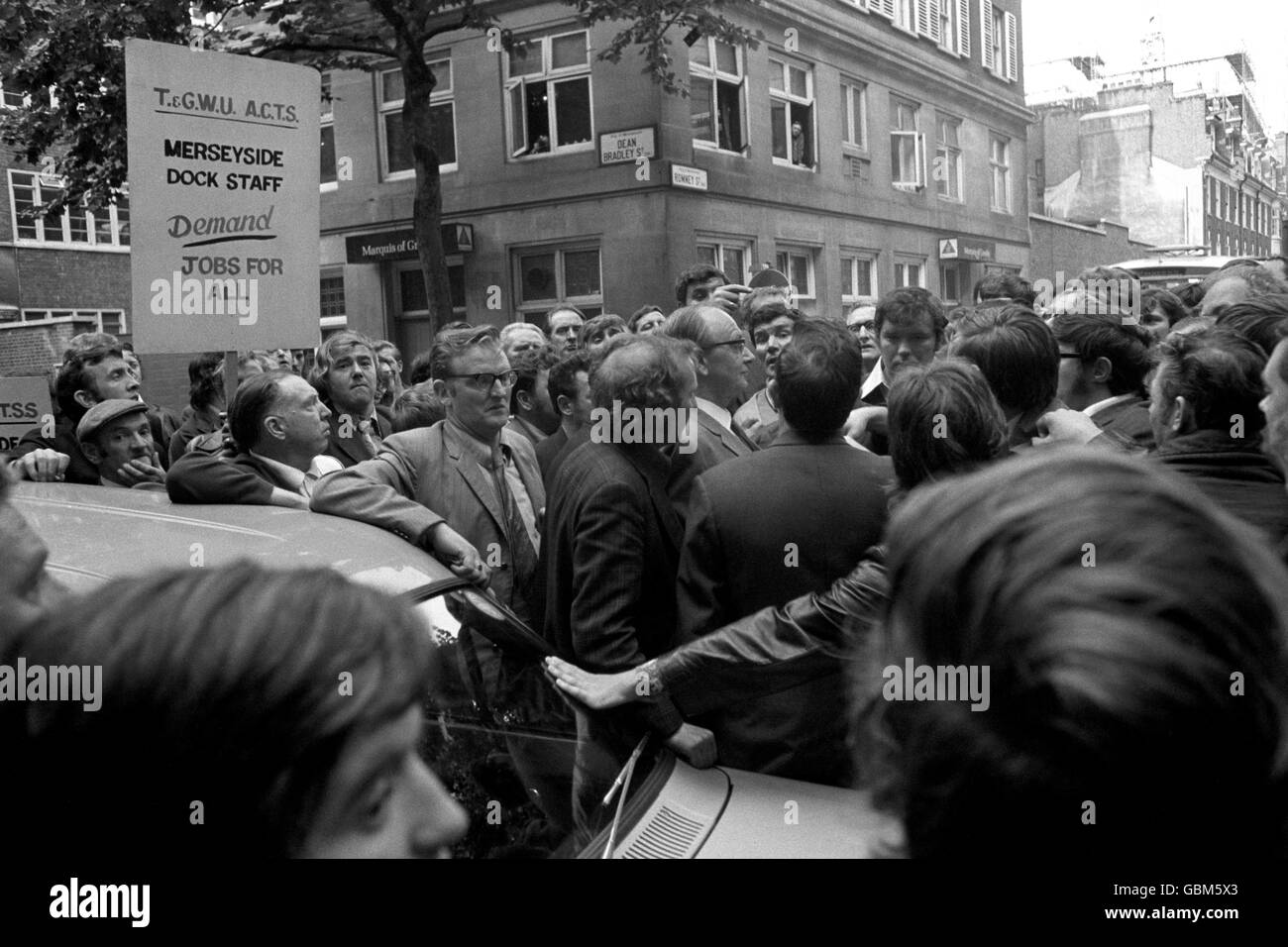 Dockers strike 1972 hi-res stock photography and images - Alamy