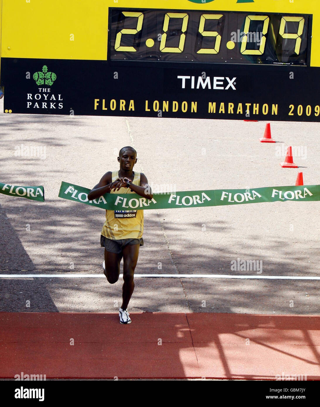 Marathon finish line tape hi-res stock photography and images - Alamy