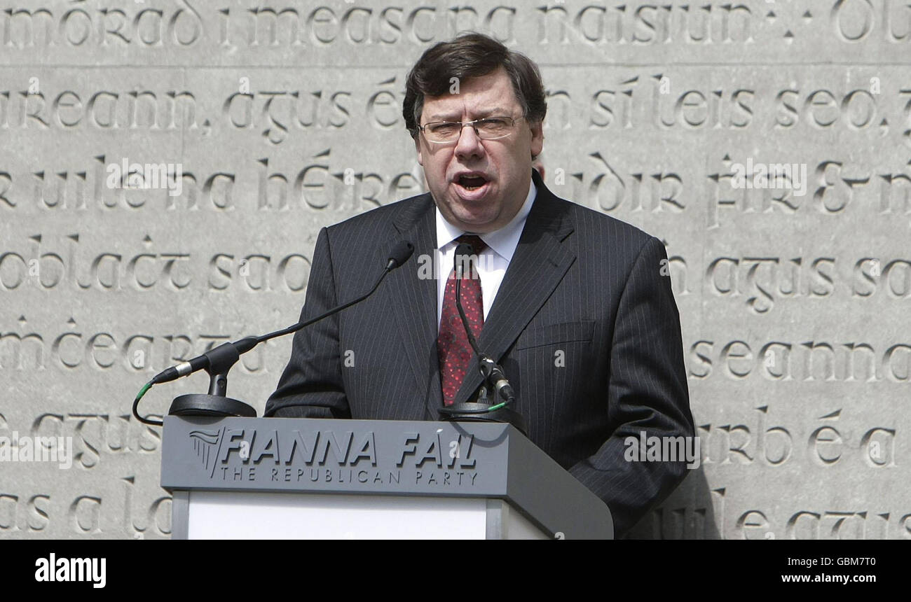 Taoiseach Brian Cowen speaks to Fianna Fail party members at their ...