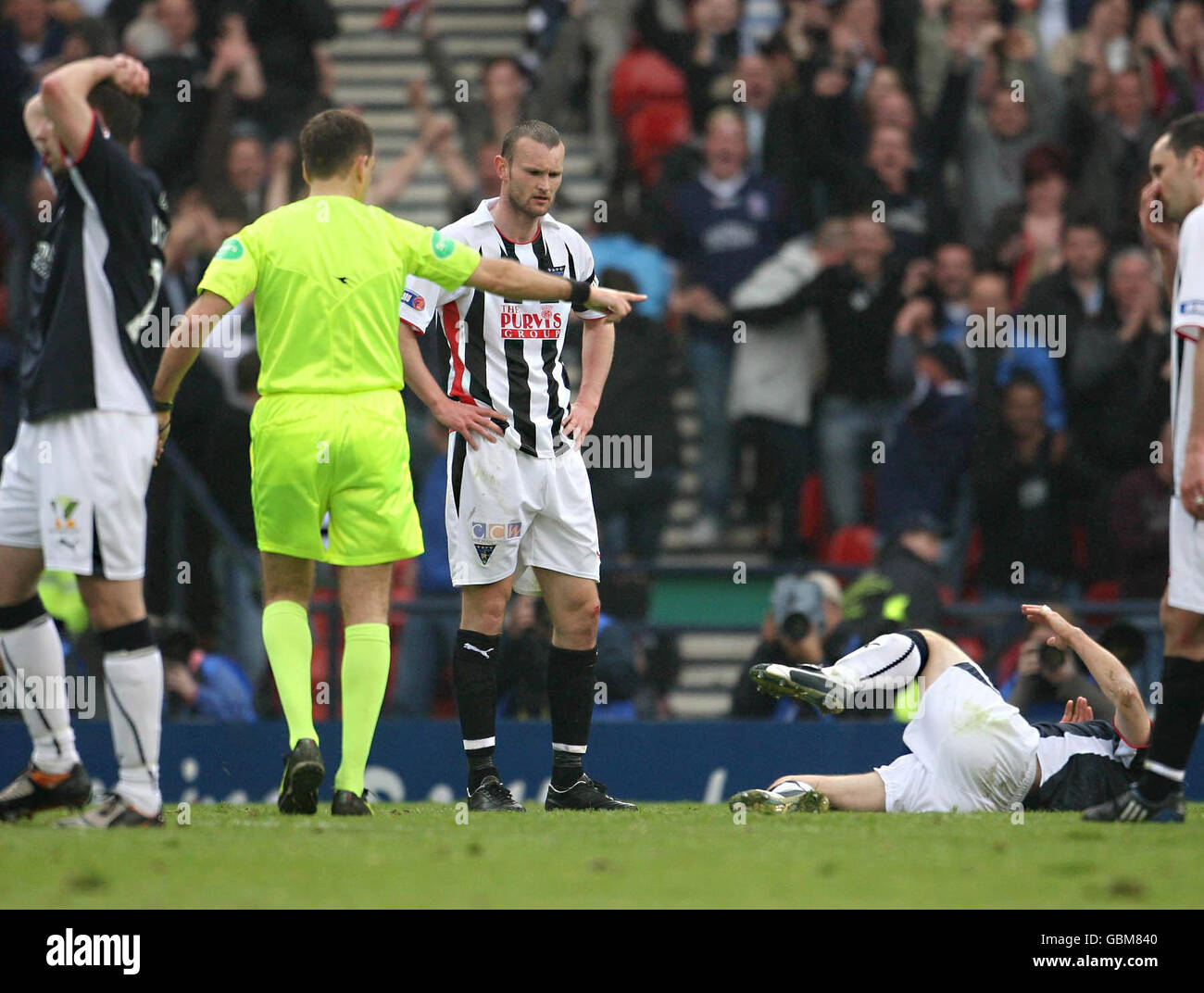 Referee dougie mcdonald hi-res stock photography and images - Alamy
