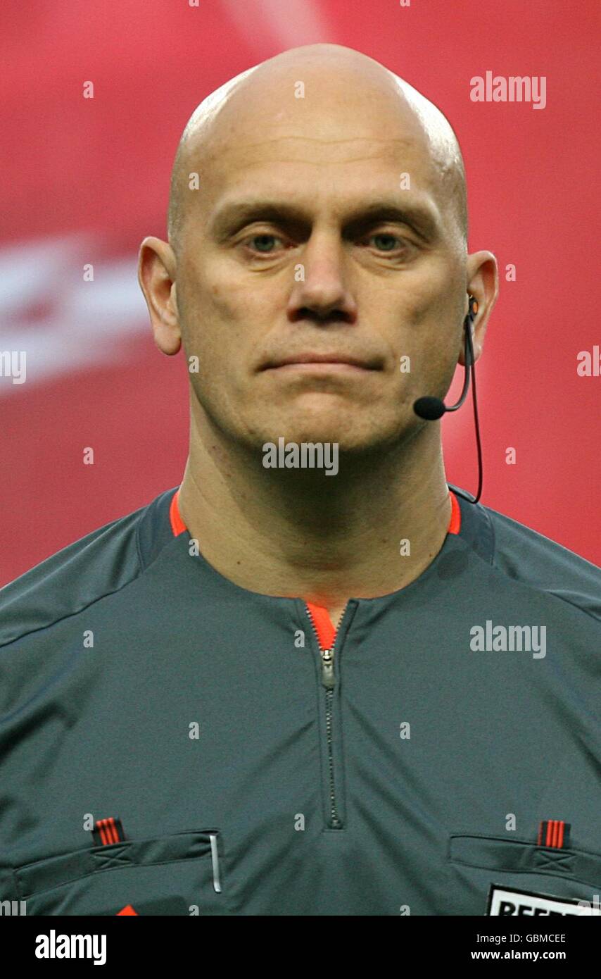 Referee tom ovrebo hi-res stock photography and images - Alamy