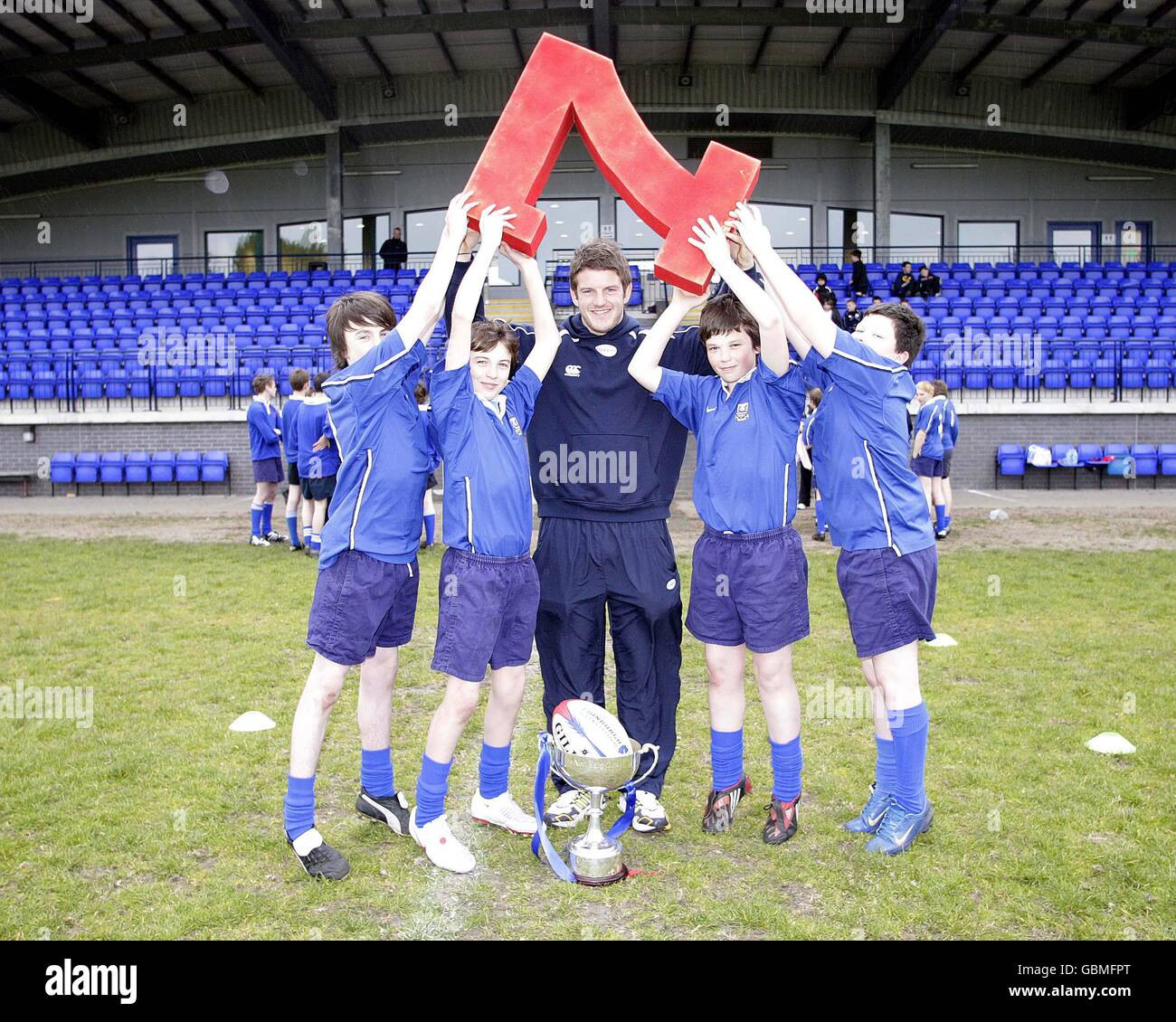 Edinburgh and Scotland sevens' player, Andrew Easson with pupils from ...
