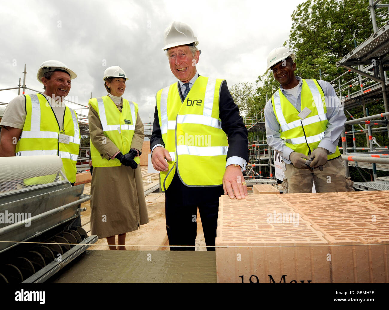 The Prince of Wales lays a thermoplan block with site manger Wilf ...