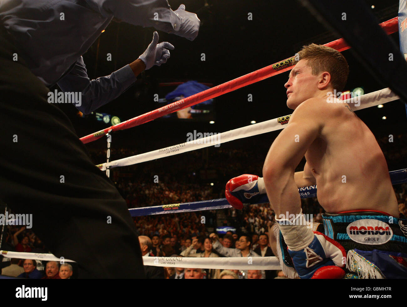 Referee counting down boxer hi-res stock photography and images - Alamy