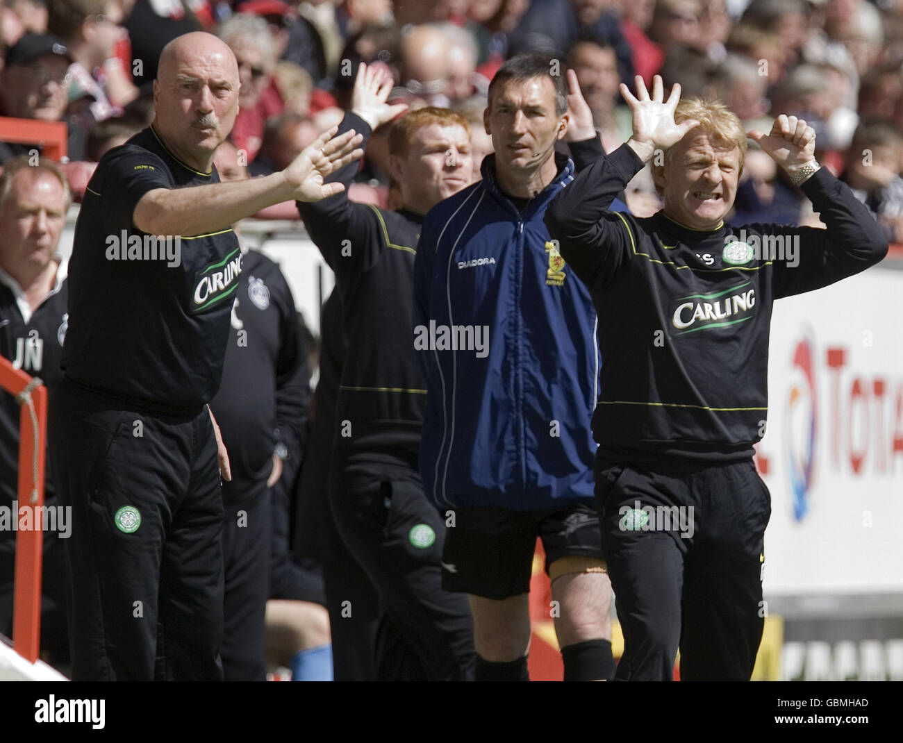Celtic assistant manager Garry Pendrey and Celtic manager Gordon ...